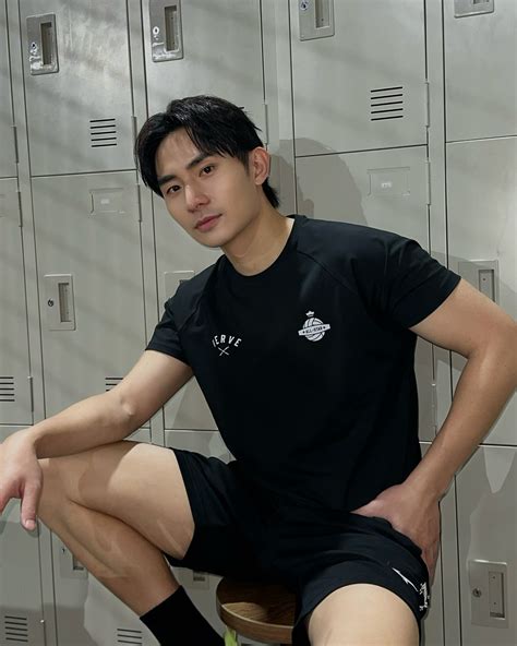 林家佑 穿自己設計的球衣打球好雀躍 重新想起自己也是設計系的學生 但沒有販賣，單純想讓朋友們穿不一樣的球衣打球 看這件衣服在場上跑來跑去好有成就感🥳 感謝 Vervetw