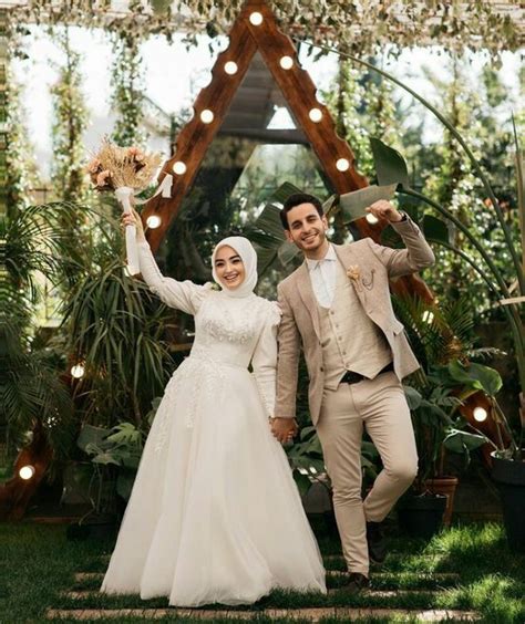 Essential Wedding Photo Poses For Couples To Try Wedding Photos Poses Wedding Picture Poses