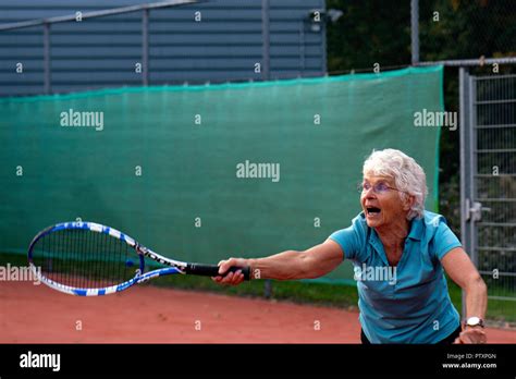 Fit Alte Frau Fotos Und Bildmaterial In Hoher Auflösung Alamy