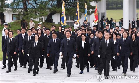 더쿠 민주당 정청래 의원 현충원 참배