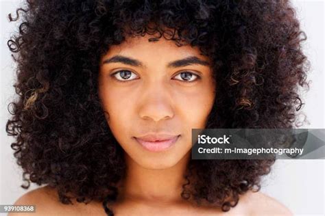 긴 곱슬 머리를 가진 아름 다운 아프리카계 미국인 여자 얼굴 클로즈업 20 29세에 대한 스톡 사진 및 기타 이미지 20 29세 곱슬 머리 깨끗한 Istock