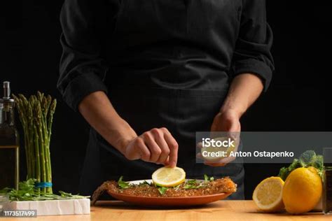 요리사 요리 해산물 붉은 물고기는 검은 배경에 레몬 연어 또는 송어를 확산 운동 레스토랑 메뉴 조리법 책 아시아 요리 수제