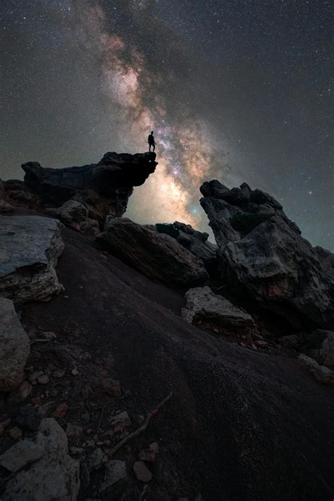 갤럭시 거친 지형 검은색 경치 경치가 좋은 고독 고요한 광야 긴 노출 드라마틱한 모험 미묘한 바위 밤
