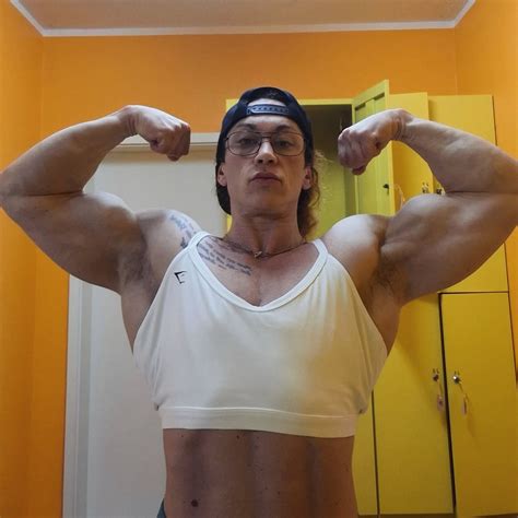 Julia Schussler Freakyforearms85