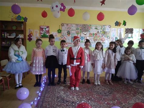 ჭალადიდის საჯარო სკოლის მე 2 კლასის მოსწავლეები სასკოლო საზოგადოების წინაშე საინტერესო საახალწლო