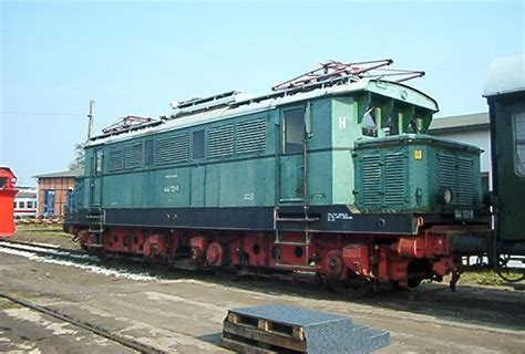 BR144 im BW Rostock Hbf. - Bahnbilder.de