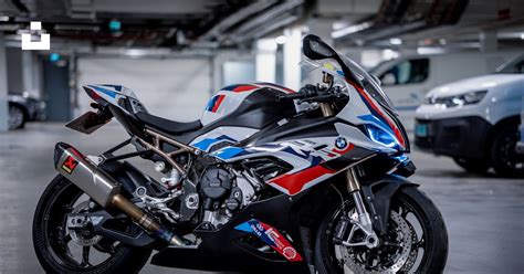 차고에 주차된 빨간색 흰색 파란색 오토바이 사진 Unsplash의 무료 오슬로 이미지