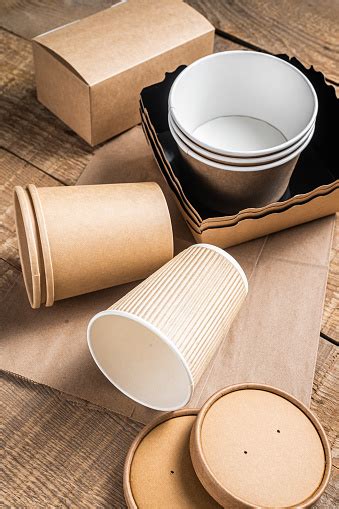 일회용 종이 식기 종이 컵 접시 가방 패스트 푸드 용기 및 칼붙이의 친환경 재활용 세트 나무 배경 맨 위 보기입니다 복사 공간 0에 대한 스톡 사진 및 기타 이미지 Istock