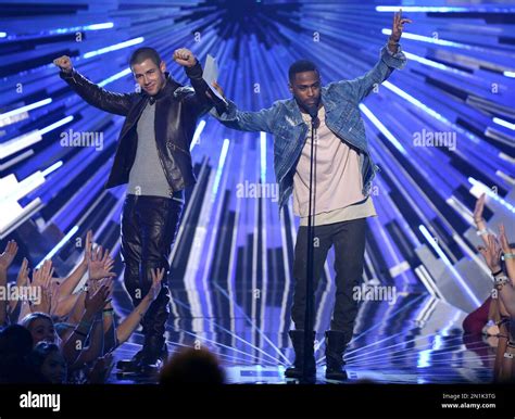 Nick Jonas Left And Big Sean Present The Award For Female Video Of The Year At The Mtv Video