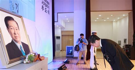 유족 헌화하는 故 김대중 전 대통령 아들 김홍걸