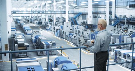 전자 공장에서 랩톱 컴퓨터를 사용하여 플랫폼에 서 있는 선임 엔지니어 기계는 유지 보수 중이며 전문가는 온라인 소프트웨어를 통해 진행 상황을 모니터링합니다 Stem 주제에