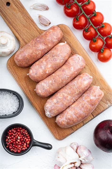 Salchichas De Cerdo Crudo Tradicionales Planas Sobre Fondo Blanco Imagen De Archivo Imagen De