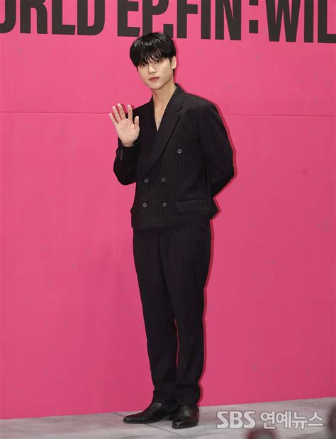 E포토 에이티즈 우영 에이티니 마음에 시크한 매력으로