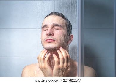 21 Mille Images Et Photos De Hommes Nus Sous La Douche Libres De