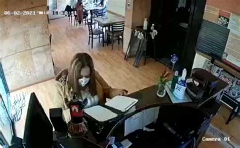 Mujer Es Grabada Robando El Celular De Un Restaurante En Toluca