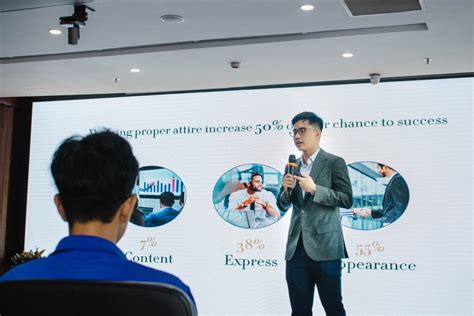 Cựu sinh viên Greenwich Việt Nam lần đầu xuất hiện với vai trò mới trong phong thái chuyên nghiệp