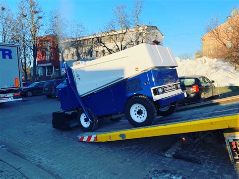 В Ледовый дворец доставили новую ледовую машину