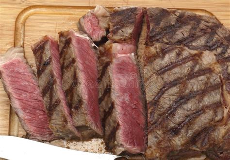 Bistecca Wagyu Tagliata Su Un Tagliere Fotografia Stock Immagine Di