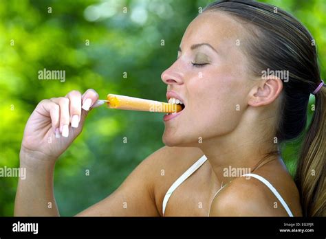 Junge Frau Lutscht Isst Ein Eis Modellfreigabe Stockfoto Bild 78759599 Alamy