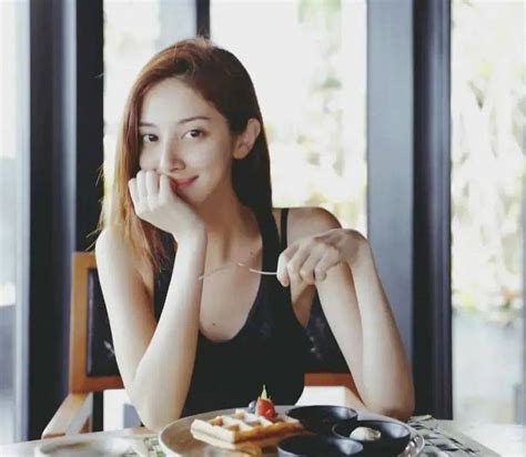 小李嘉欣”四年拼三胎，有颜有钱却嫁大21岁的抠门男星，她图啥？陈凯琳郑嘉颖香港