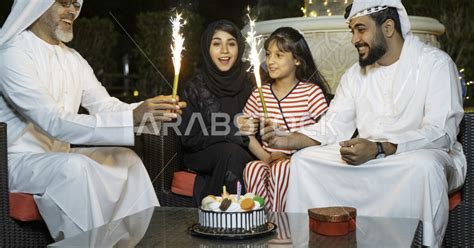 فعاليات ترفيهيه عائلية، لحظات مميزة برفقة الجد إيماءات السرور والفرح في الحفل الهدايا و الشموع