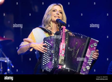 Melissa Naschenweng Live Bei Einem Konzert Ihrer Bergbauernbuam Tour