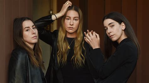 At The Grammys Sister Trio Haim Makes Rock ‘n Roll History Nbc10