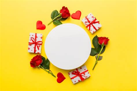 Cadre En Coeur De Boîte De Git Rose Et Maquette De Carte De Voeux