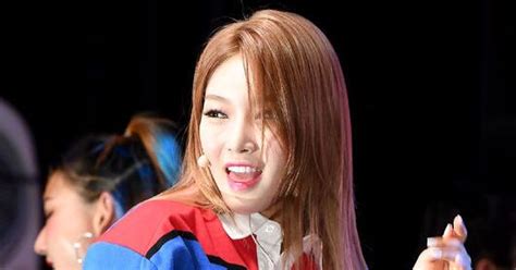 사진 청하무대 위 화사한 미소