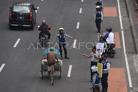 Traffic Pass Safety Campaign Antara Foto