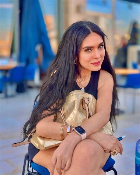 دينا تواصل الدفاع عن افتتاحها أكاديمية للرقص الشرقي فيديو مجلة لها