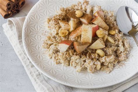 Harina De Avena Con Las Manzanas Las Nueces Y El Canela Frescos Para