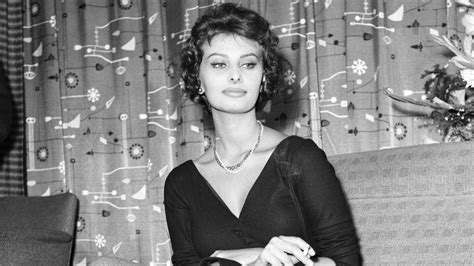 The Famous Photo Sophia Loren Will Never Autograph For A Fan
