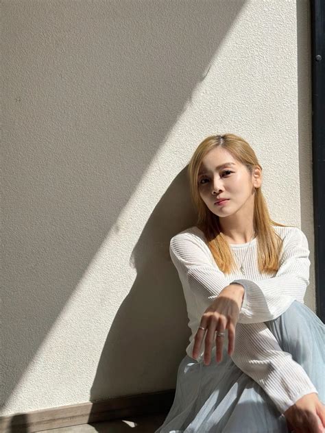 張靜之 張靜之 Added A New Photo