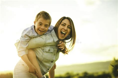 Buena Madre E Hijo Jugando En Un Gran Campo Al Atardecer Foto De Archivo Imagen De Cubo