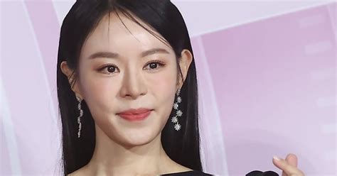 리사 수줍은 손하트