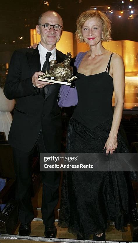 Actor Ulrich Muehe And His Wife Susanne Lothar Pose With The Goldene