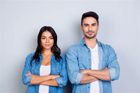 Lui Vs Lei Ritratto Di Una Coppia Caucasica Ispanica In Jeans E