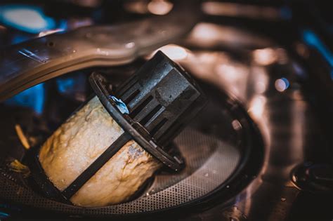 유지 보수 및 청소를 위해 제거 된 식기 세척기 필터를 코팅하는 음식 및 때 0명에 대한 스톡 사진 및 기타 이미지 0명