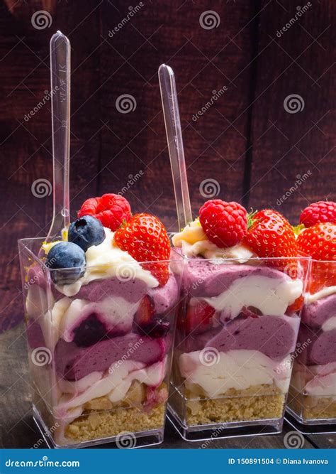 Verfrissend Dessert Bevroren Bessensorbet Met Verse Bessen Jam Roomijs Stock Foto Image Of