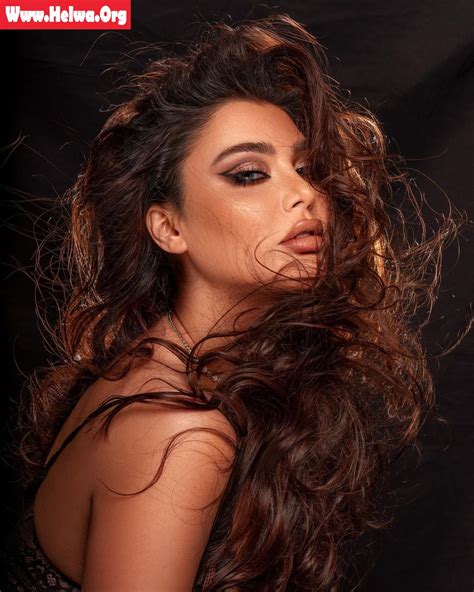 بمكياج لافت اللبنانية قمر تخطف الأنظار بإطلالة ساحرة