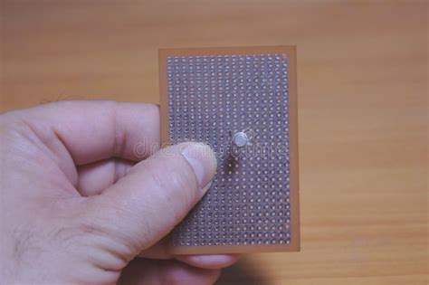 Un Usuario Que Monta Un Transistor En Un Protoboard De Color Marrón Con