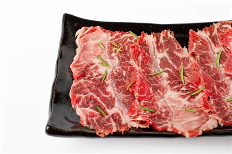 원시 쇠고기 슬라이스 일본 쇠고기 흰색 바탕에 검은 접시 상위 뷰에서 와규 슬라이스 건강한 식생활에 대한 스톡 사진 및 기타