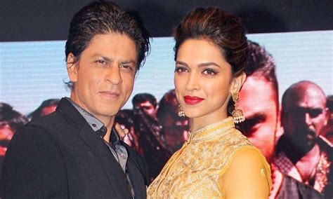 Deepika Padukone Cant Stop Laughing As Srk Forgets His Line