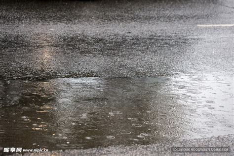 雨中积水路面景象摄影图生活素材生活百科摄影图库昵图网