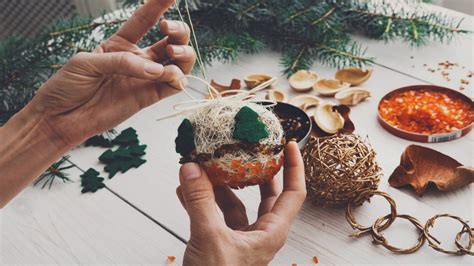 Christbaumkugel Mit Bast Basteln Natürliche Weihnachtsdeko Genialetricks