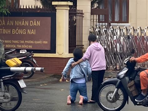 Cô Gái Bị Cưỡng Hiếp ở Đồng Nai Quỳ Trước Tòa Sau Phiên Phúc Thẩm Báo