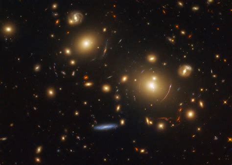 Astrónomos Descubren Un Cúmulo De Galaxias Elípticas Tan Masivo Que