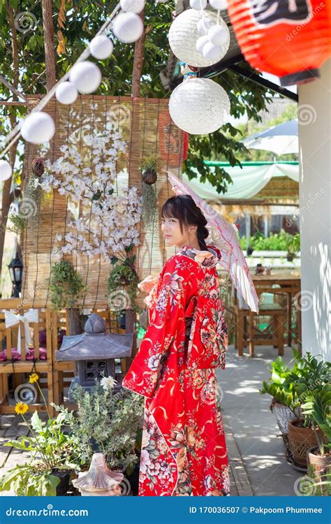 Het Meisje Draagt Een Rode Traditionele Kimono De Nationale Jurk Van
