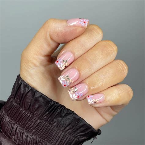 16 Cute Easy Flower Nail Ideas For 2026 Creativebooster